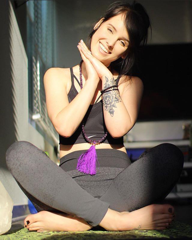 Crossed legs | Scrolller