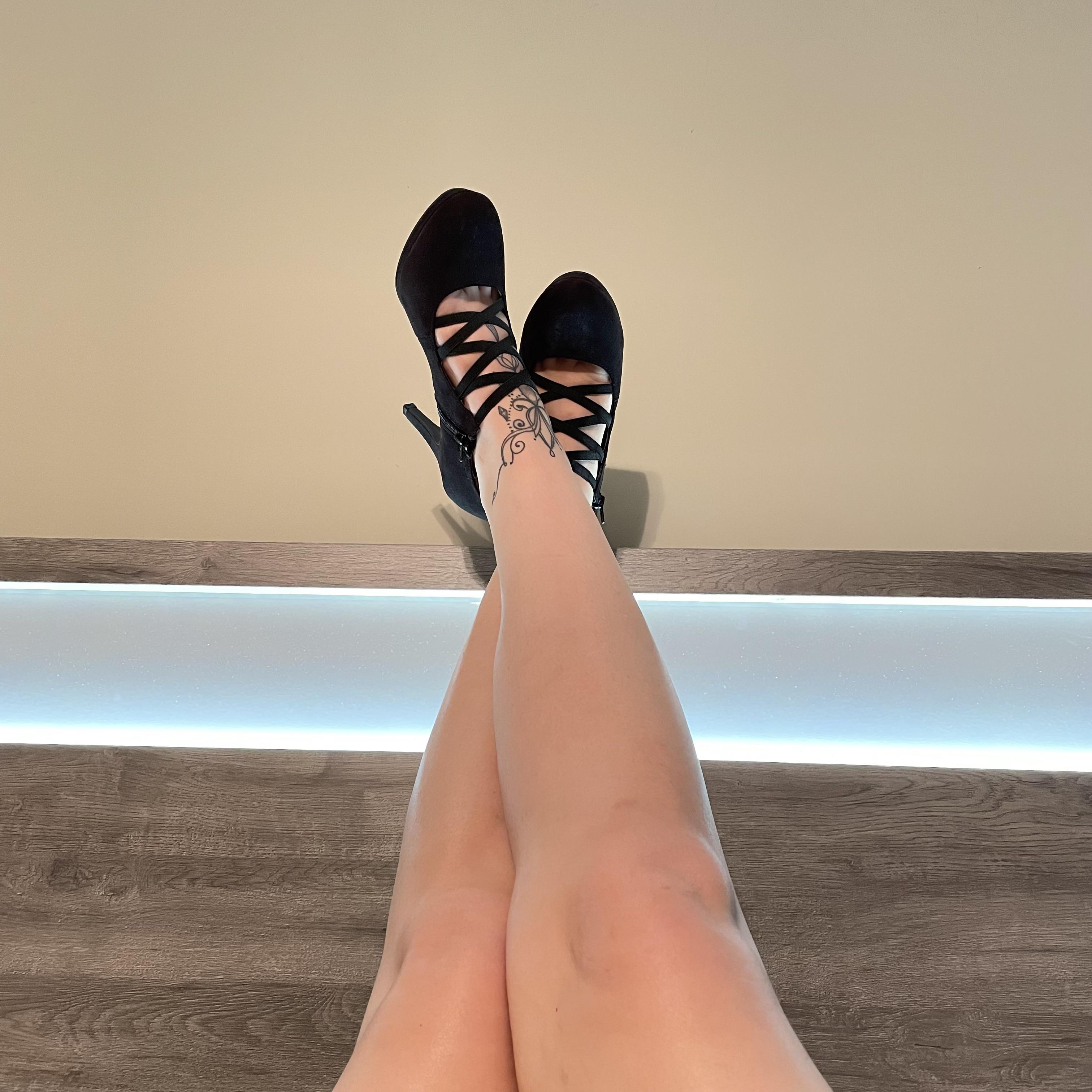 Crossing my ankles, like the lady I am 😇 | Scrolller