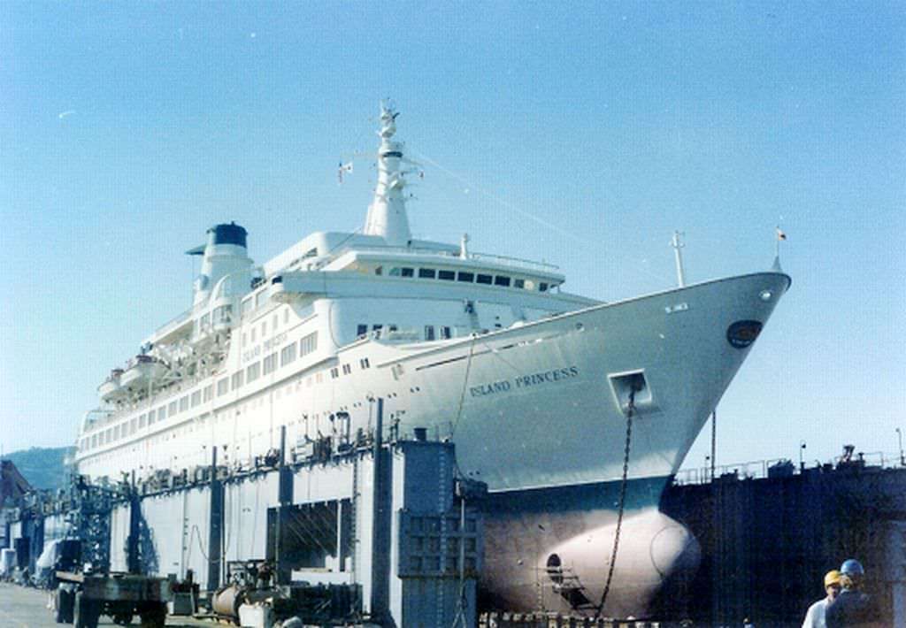 Cruise ship ISLAND PRINCESS in floating drydock, Todds shipyard, Los Angeles, 1981. [1024×710 ...