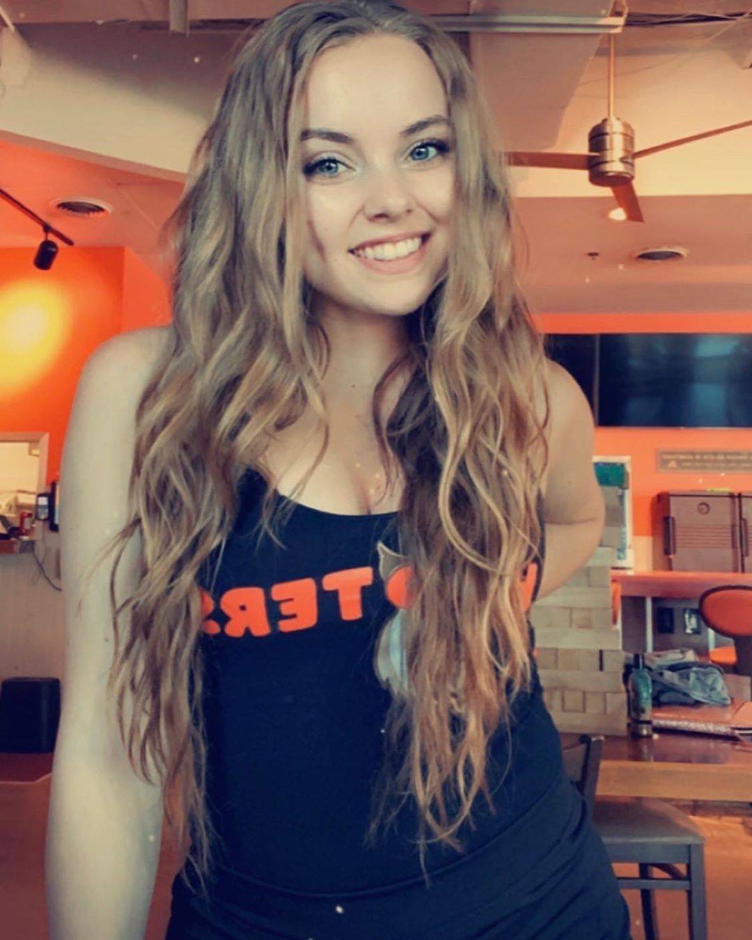 Curly Hooters Scrolller