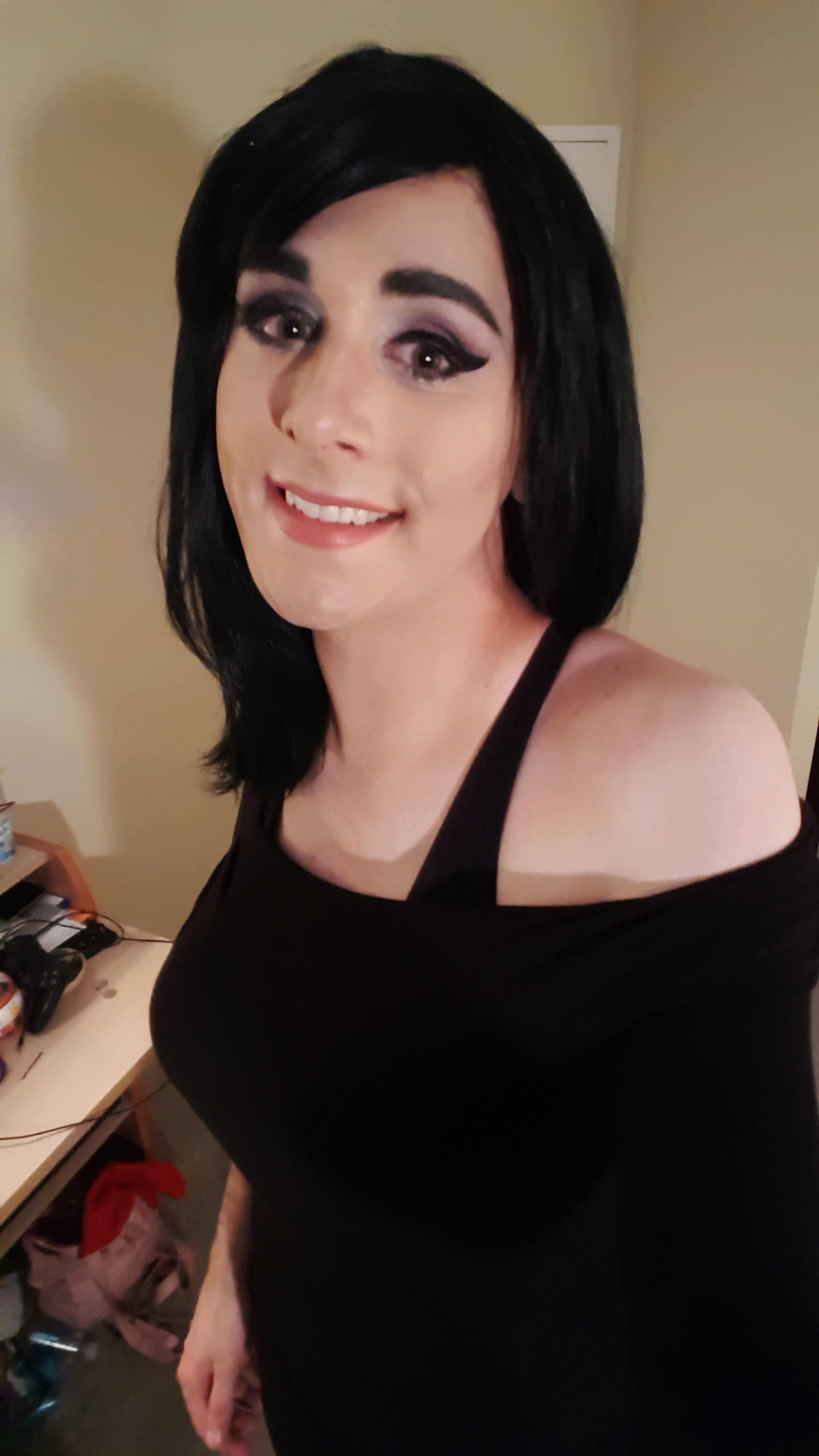 Current mood: bored trophy wife | Scrolller