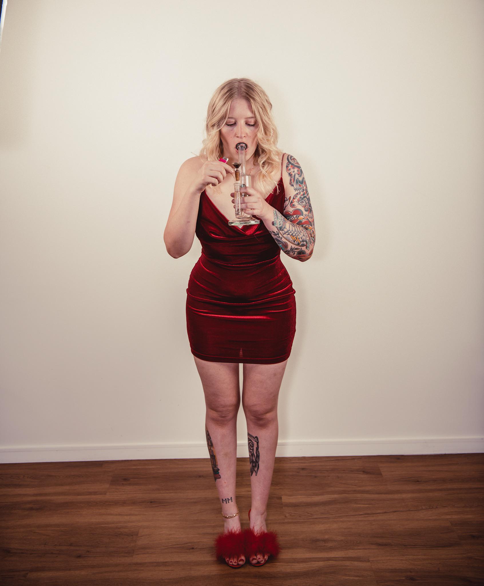 Curves and weed 😈 | Scrolller