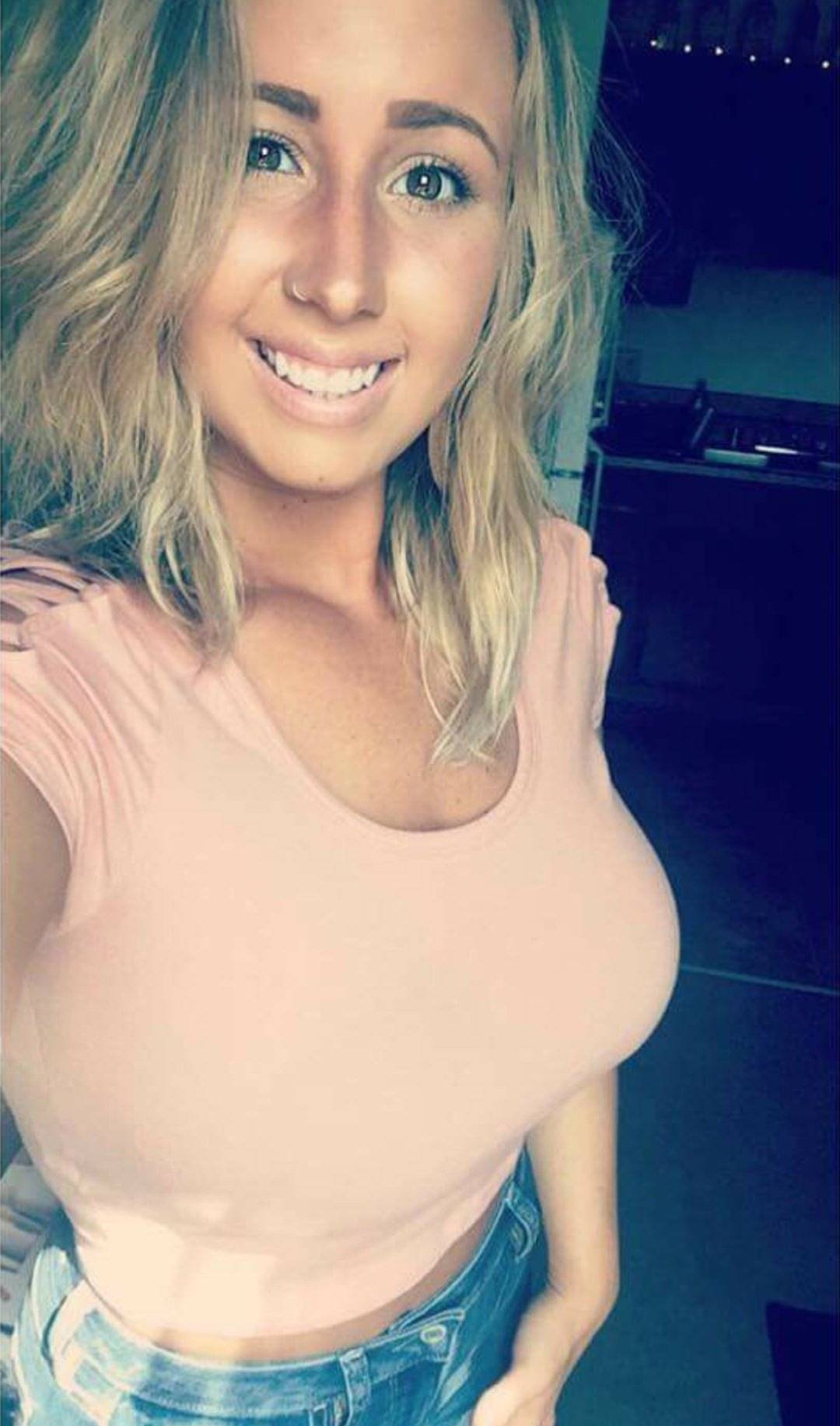 Curvy in pink | Scrolller