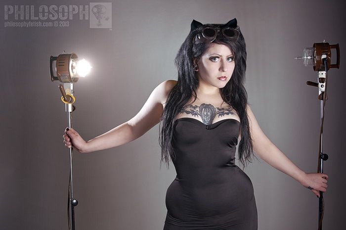 Curvy kitty | Scrolller