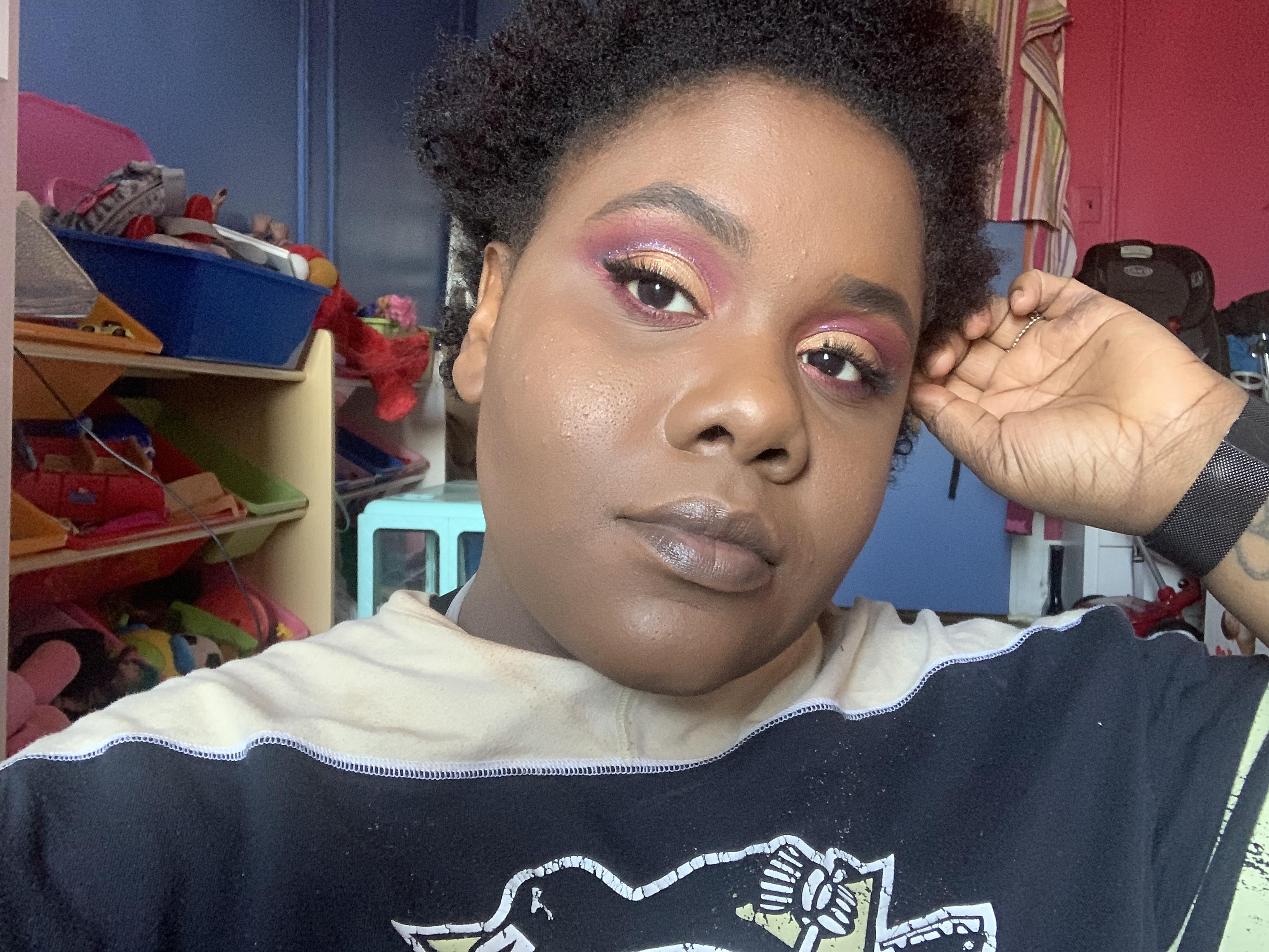 Cut crease with purple glitter liner | Scrolller