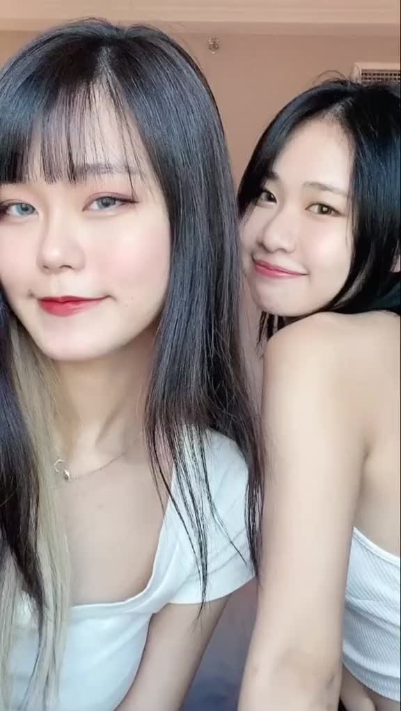 Cute dancing asians | Scrolller