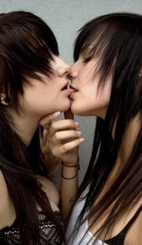 Cute Emo Kiss | Scrolller