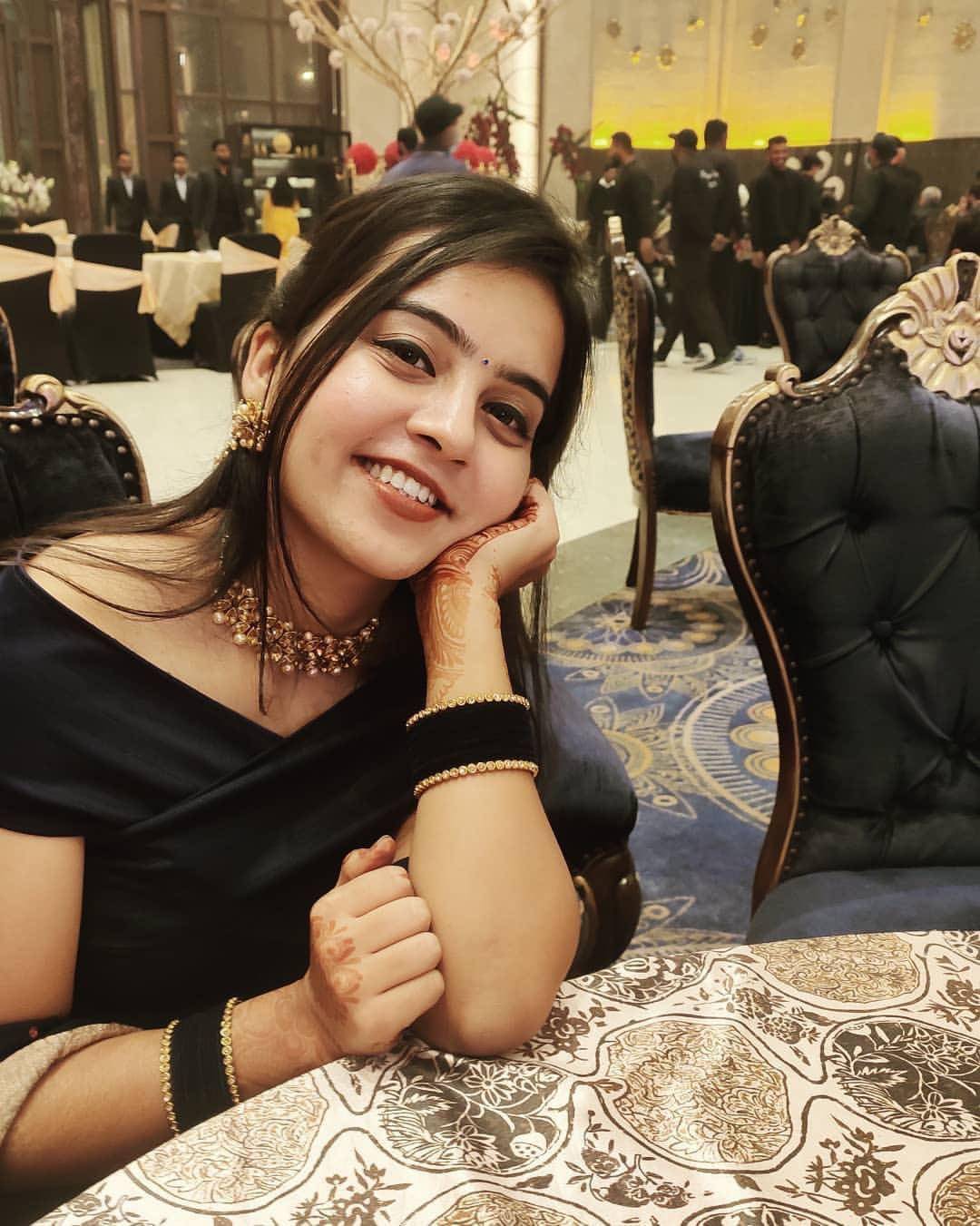 Cute Indian girl seems into you... | Scrolller