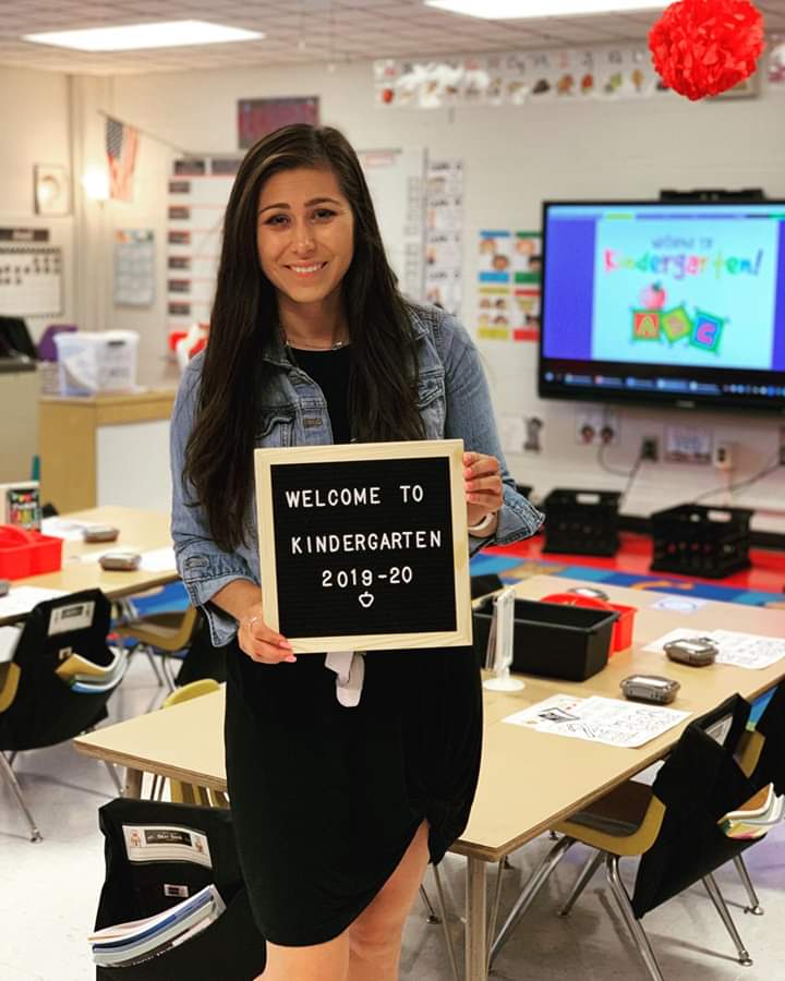 Cute Kindergarten Teacher | Scrolller