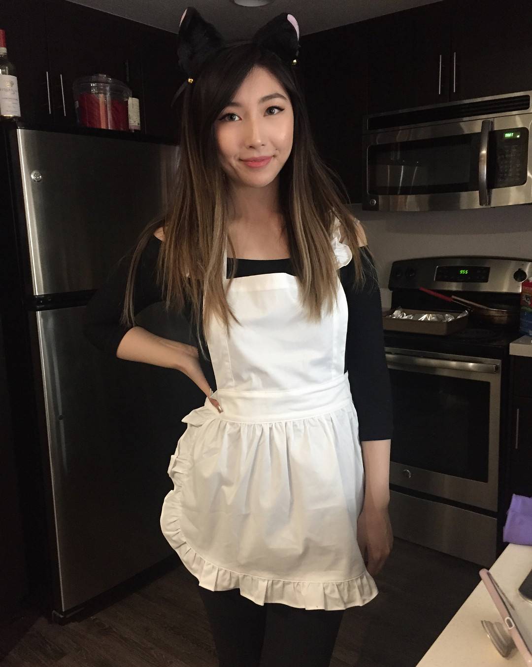 Cute maid | Scrolller