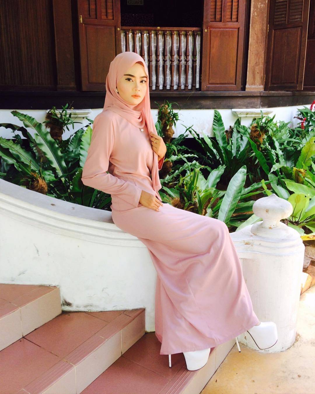 Cute Malaysian hijabi in pink traditional dress and white heels~ | Scrolller