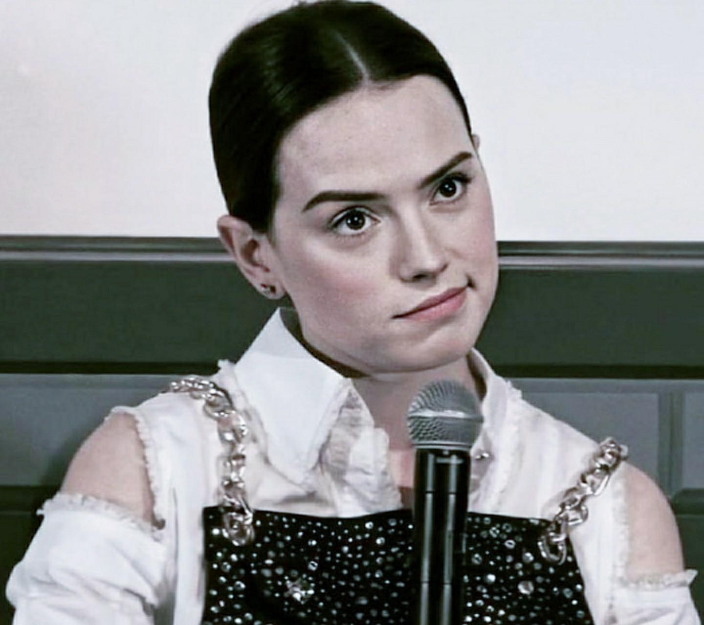 Cute smirk | Scrolller