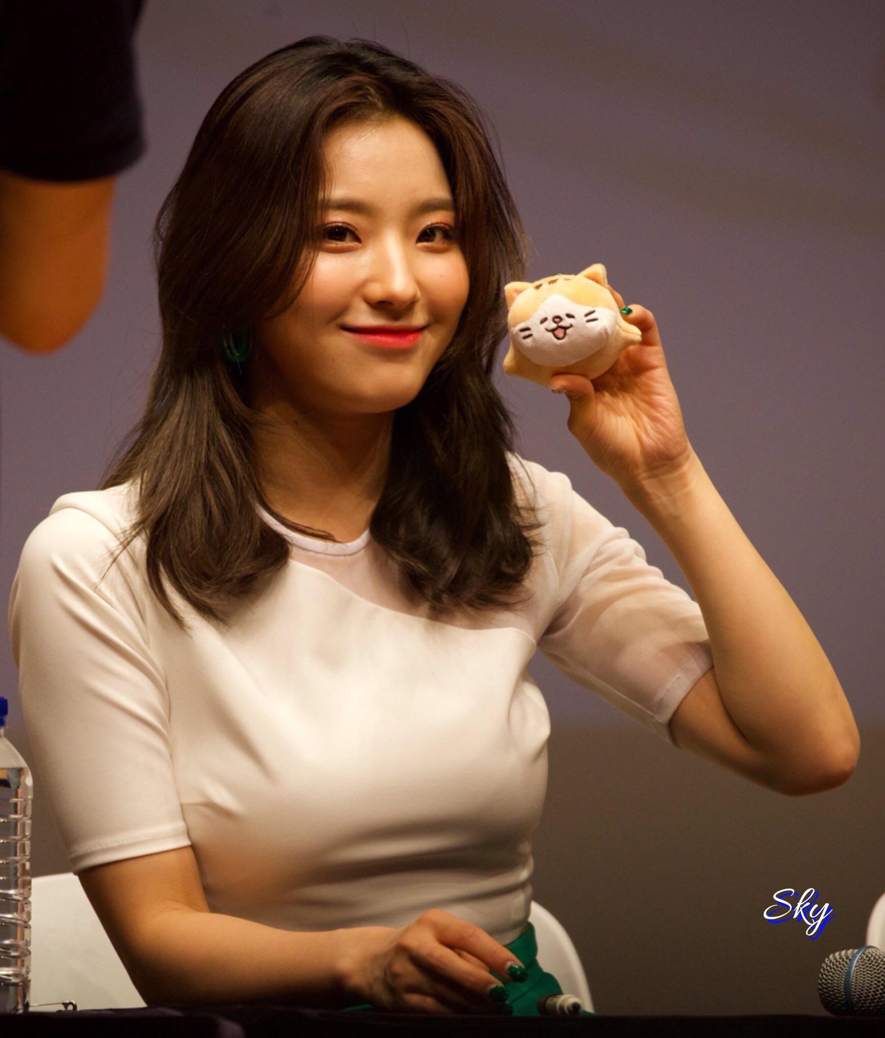 Cutie Romsae and her cute plushie | Scrolller
