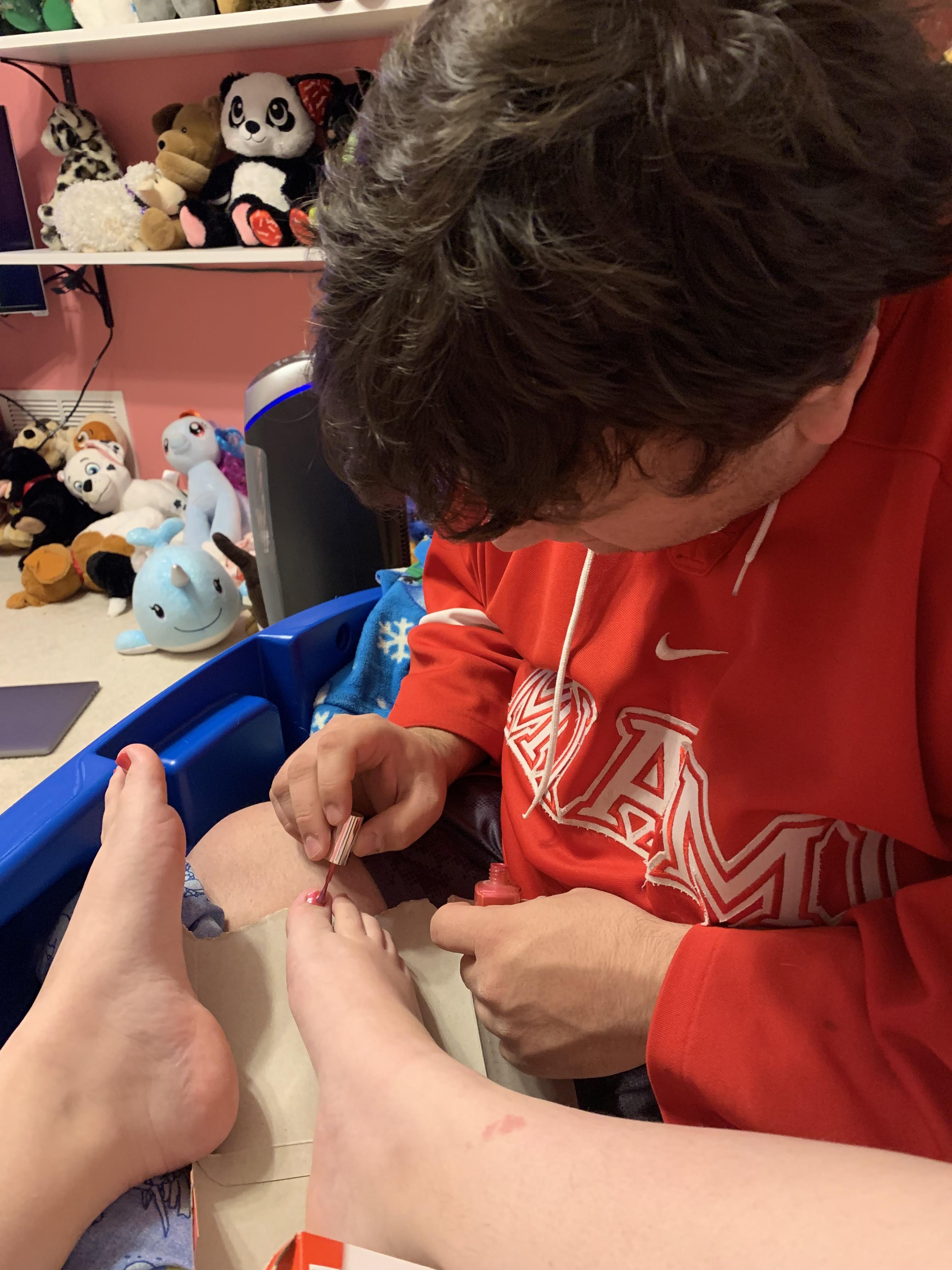 Daddy doing my toes | Scrolller