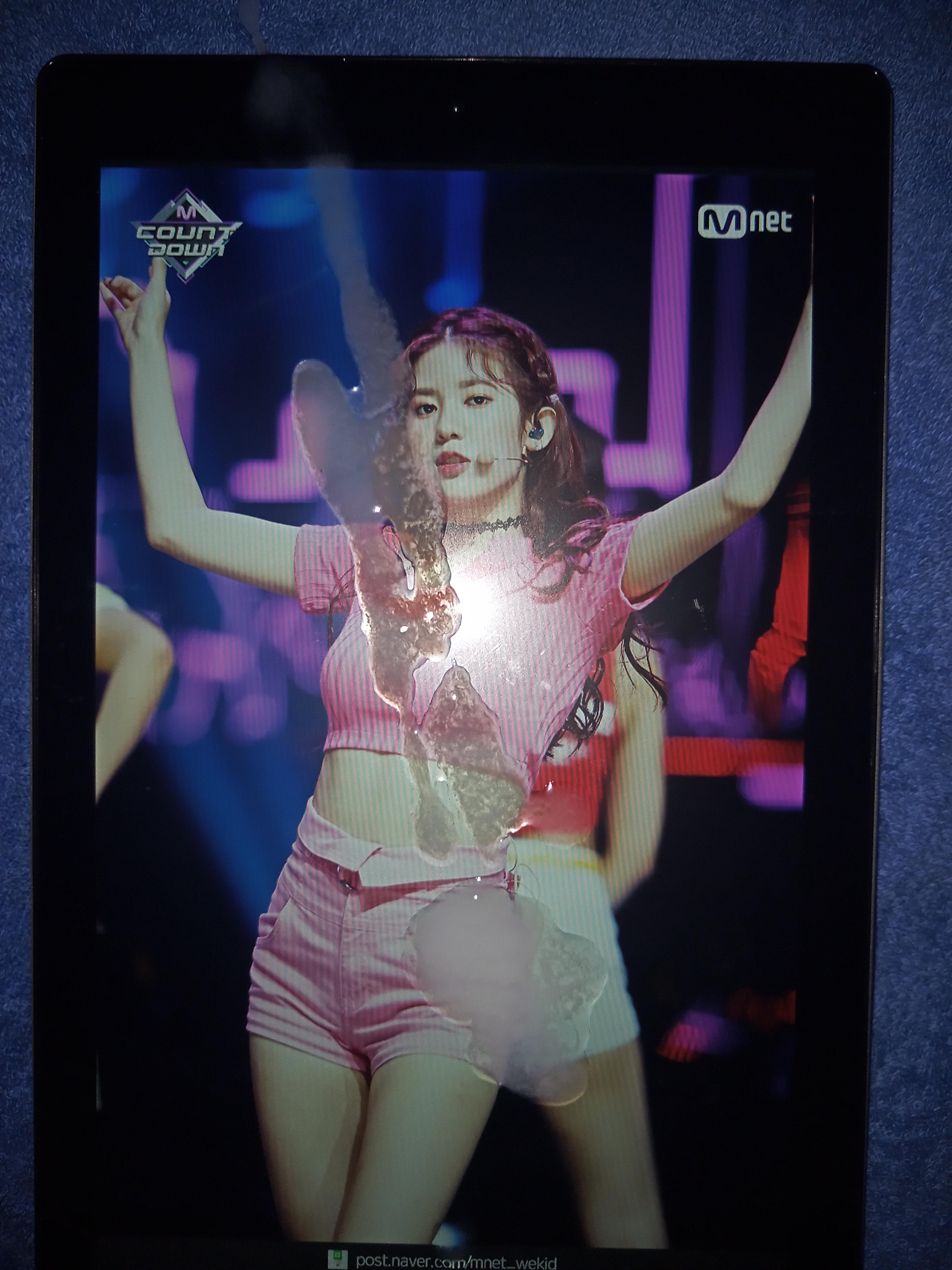 Daisy - Momoland | Scrolller