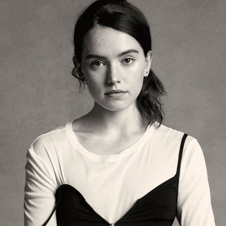 Daisy Ridley looks so innocent in this, makes me wanna corrupt her | Scrolller