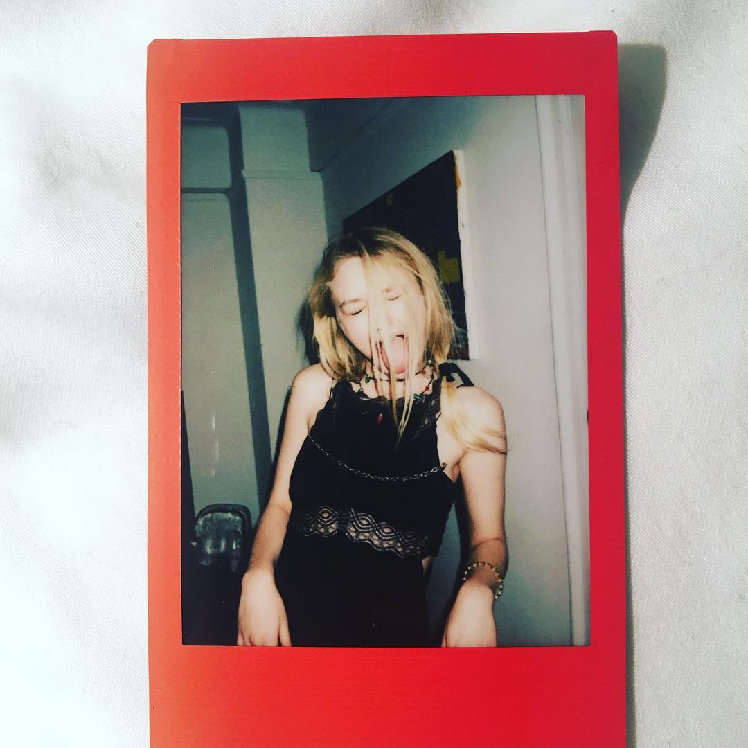 Dakota Fanning Scrolller