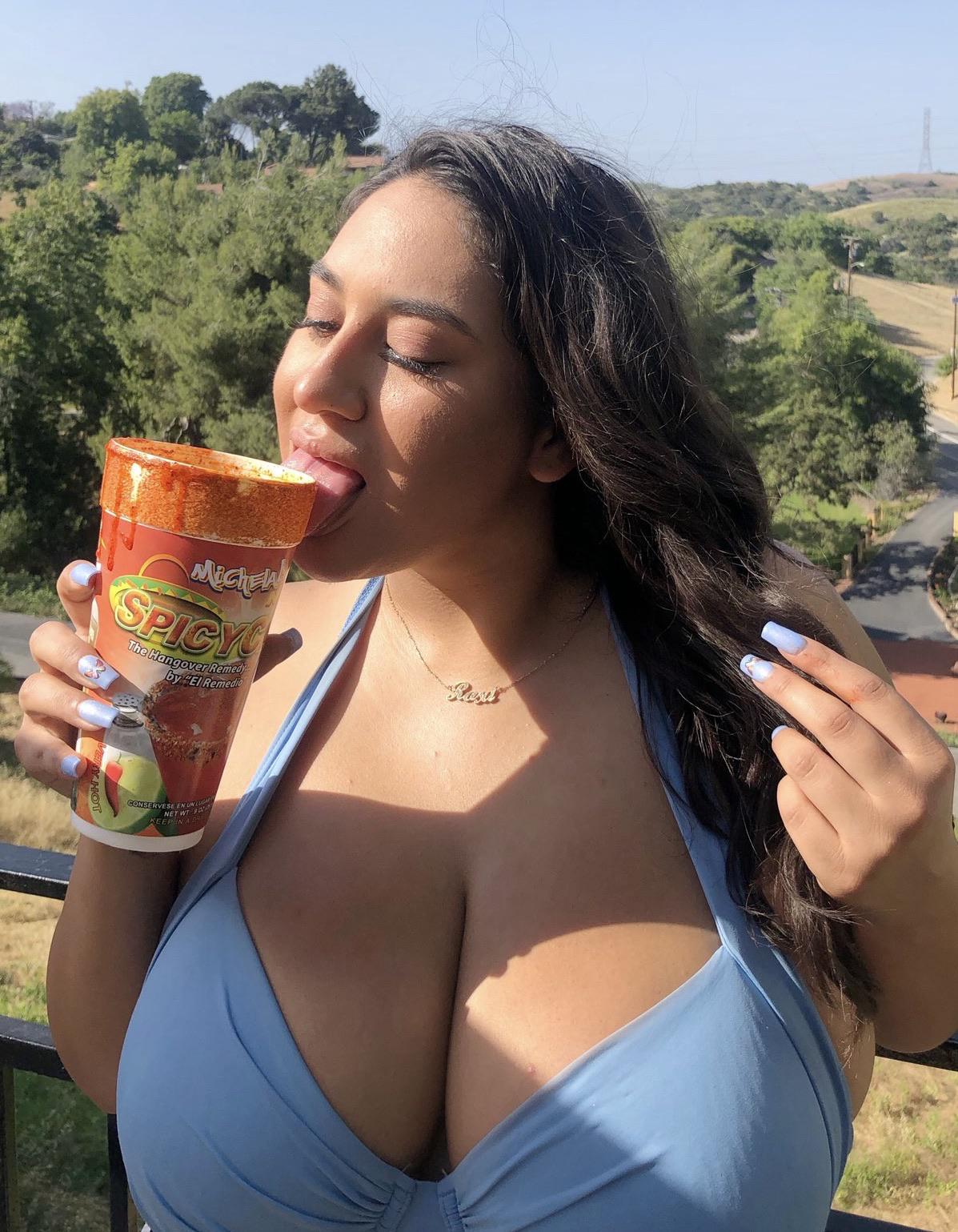 Damn I want to be that cup.. | Scrolller