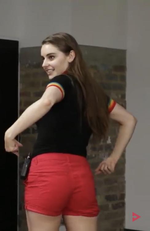 Damn she thicccc | Scrolller