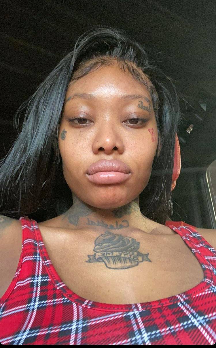Damn Those Lips🥵 Scrolller