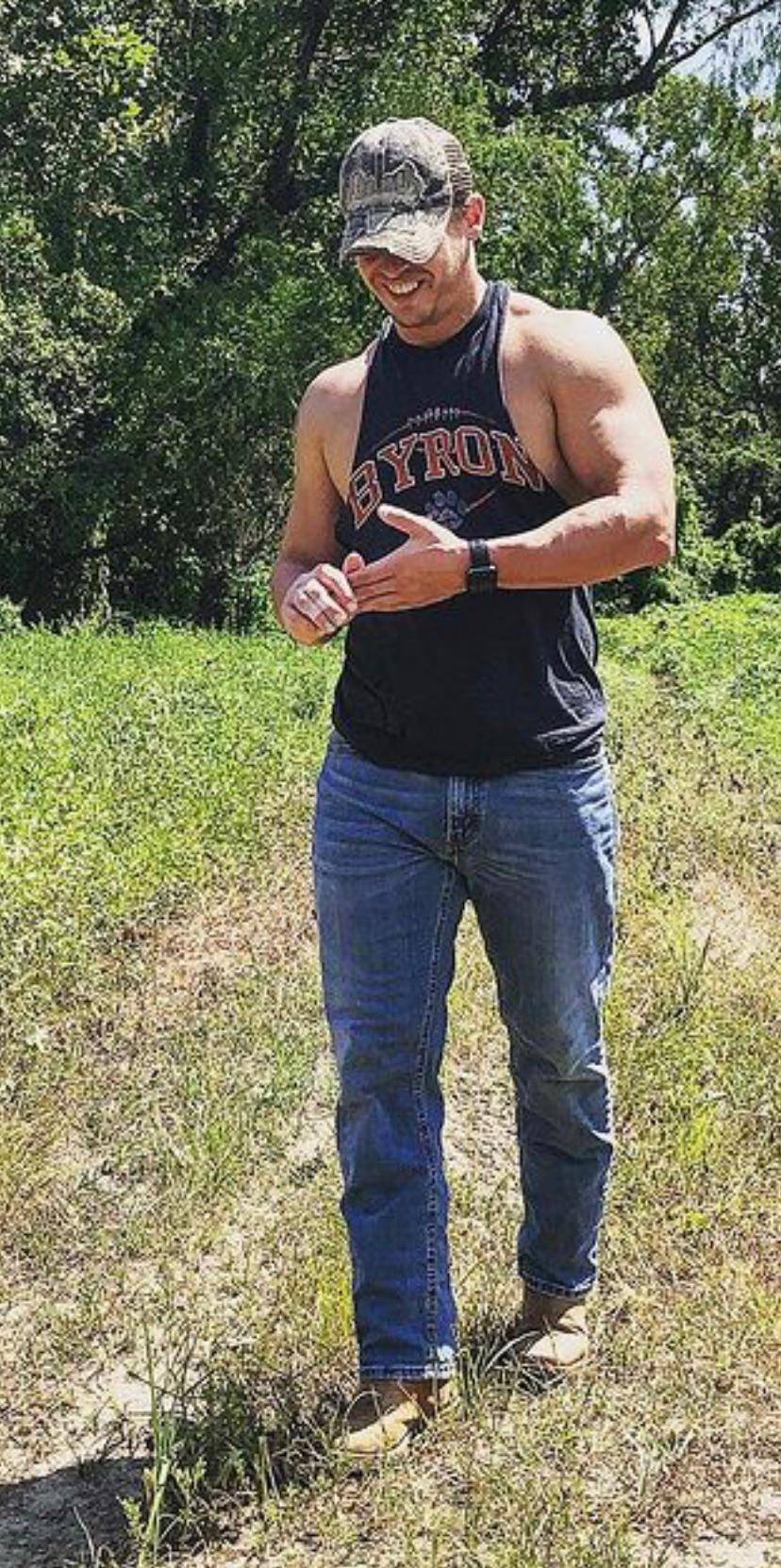 Damn! What a fine specimen of a county boy. | Scrolller