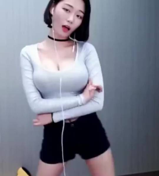 Dancing Korean Jiggle Boobs | Scrolller