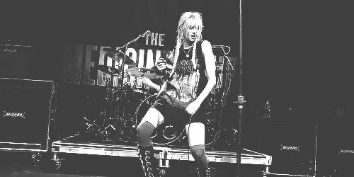 Dancing on stage | Scrolller