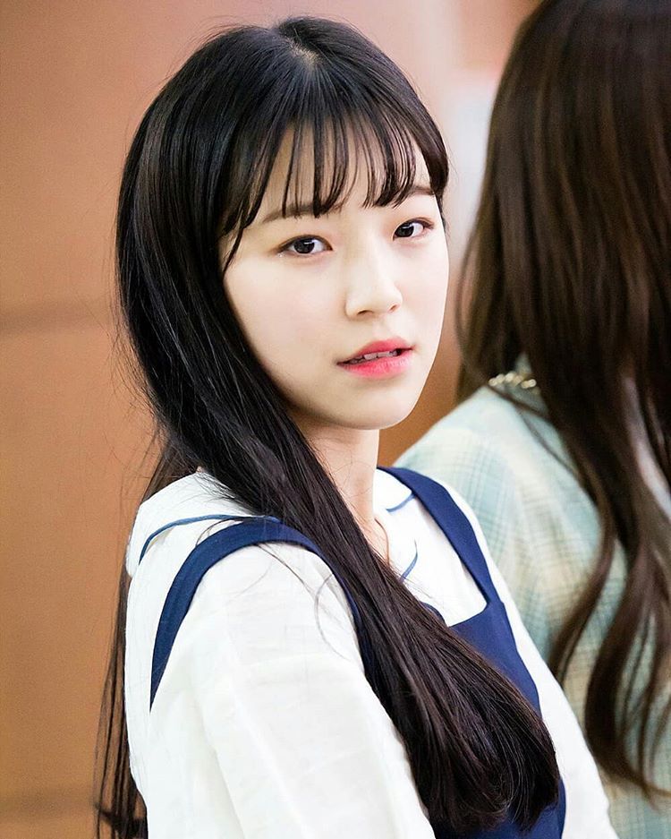 Dark hair Jiheon | Scrolller