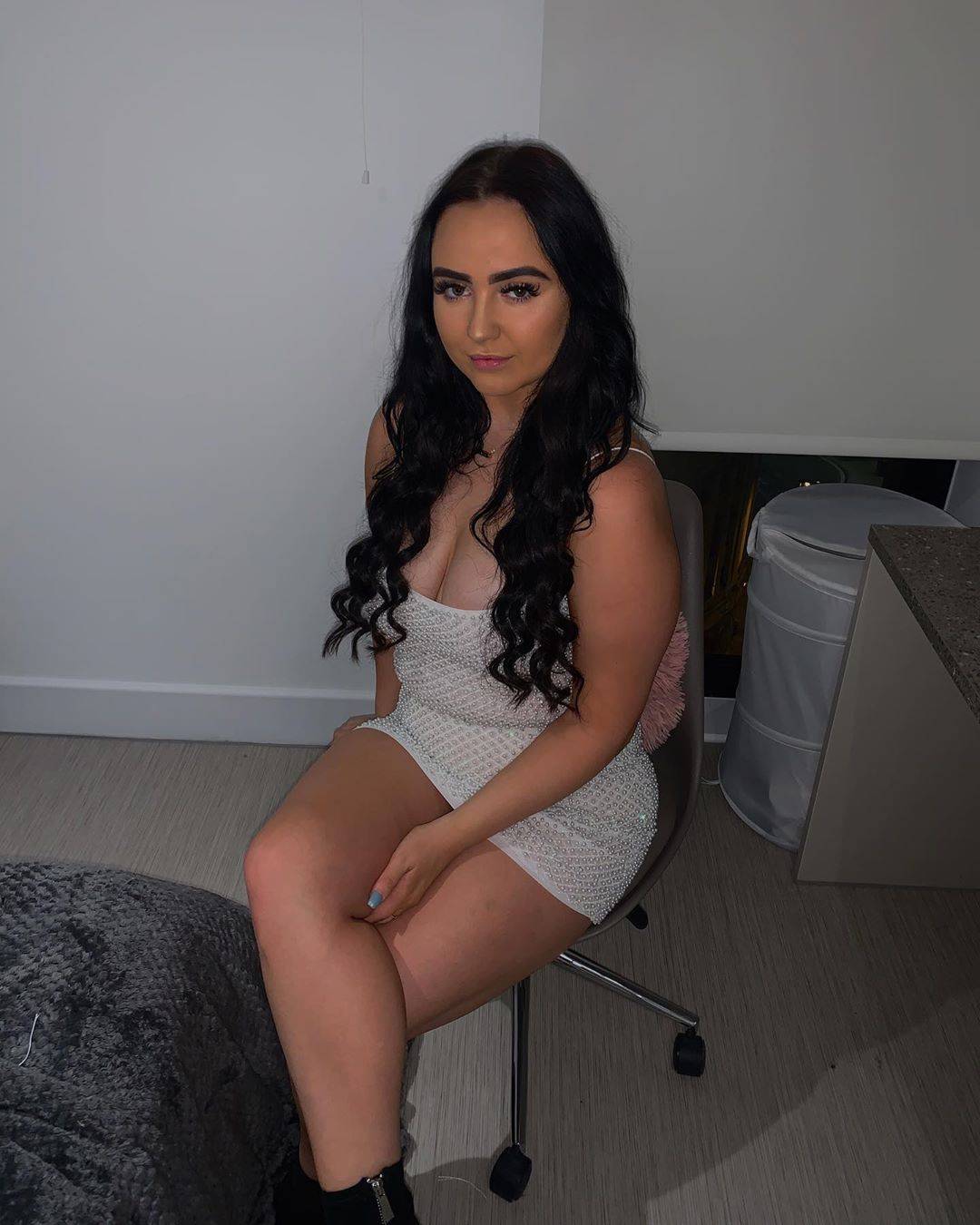 Dark hair, office chair | Scrolller