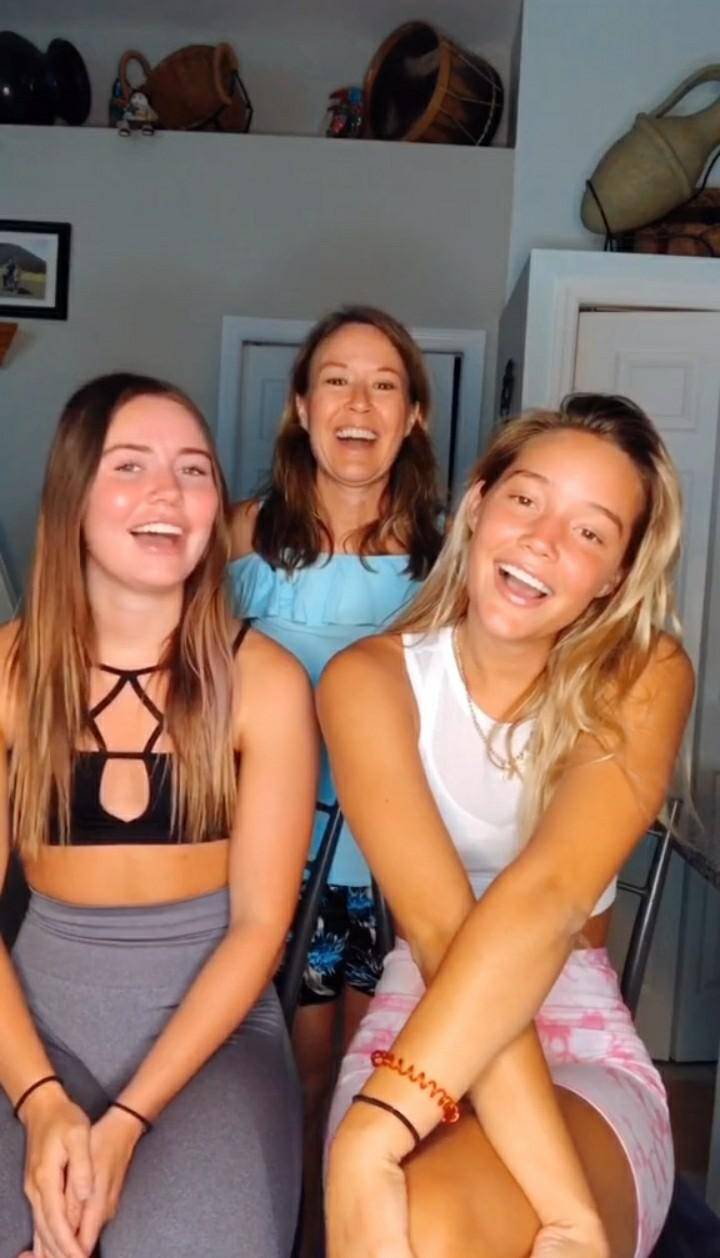 Daughter Mom Daughter Scrolller