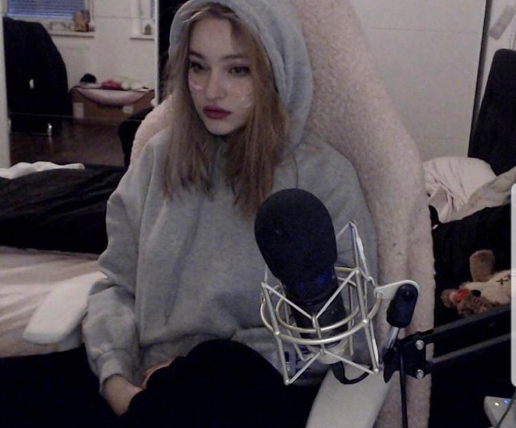 Day 19: look at her touch herself | Scrolller