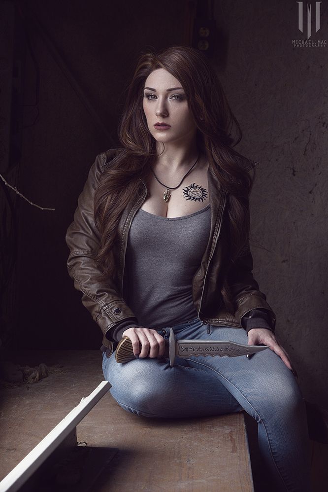 Deanna Winchester with a knife | Scrolller