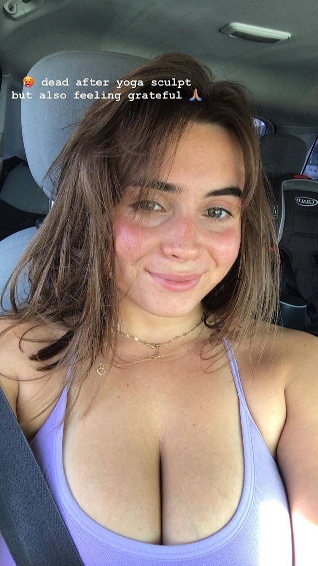 Deep cleavage | Scrolller