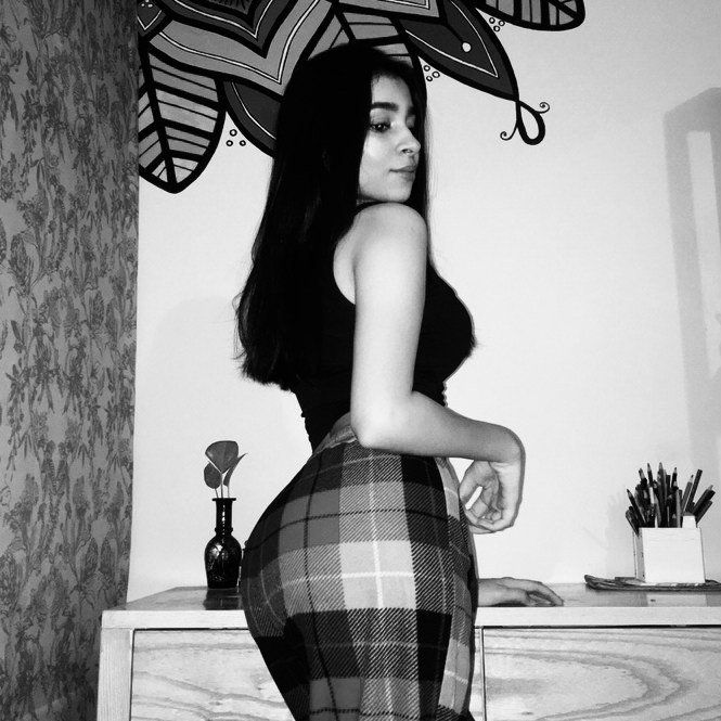 Desi Babe With Massive Booty Scrolller