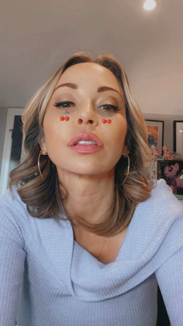 Did a live today in a tight sweater, here’s a pic she took | Scrolller