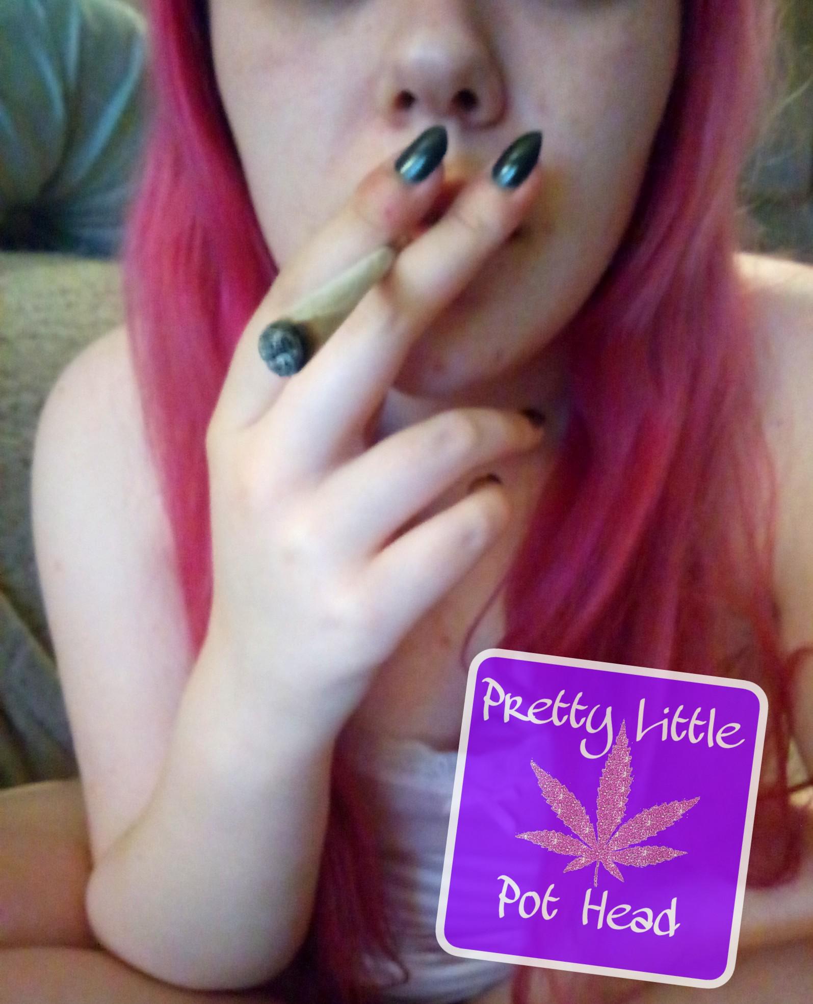Did my nails and rolled a nice fat joint 😍 [F] [20] [OP] | Scrolller