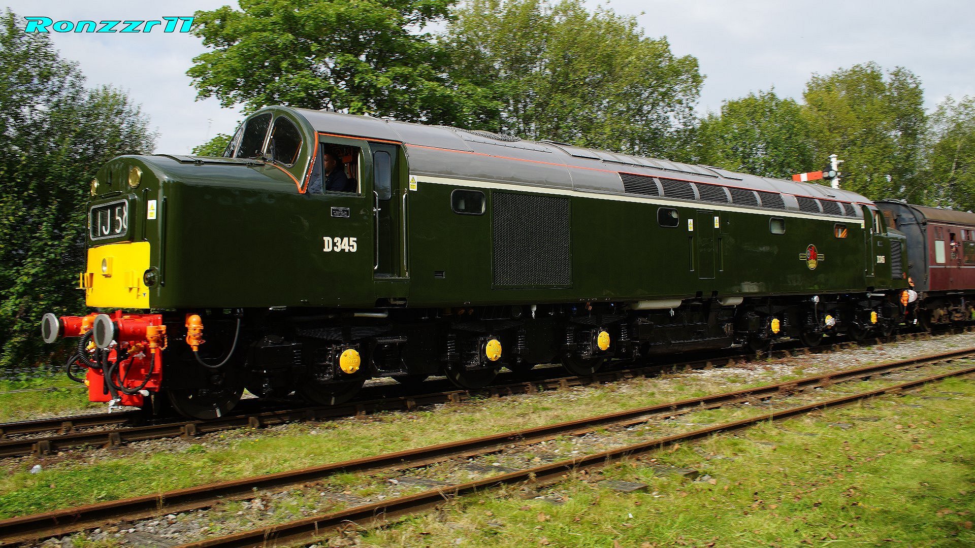 Diesel D345,Class 40,coming into Ramsbottom. | Scrolller
