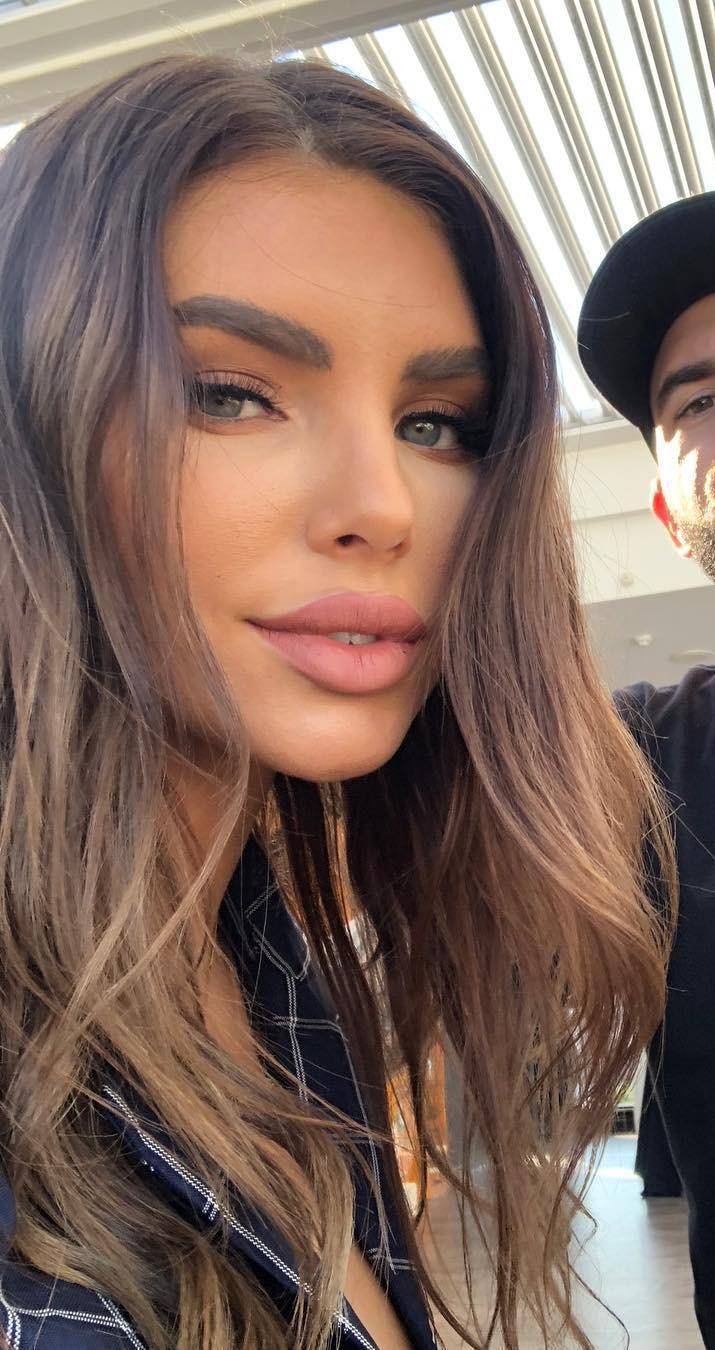 Different, prefer her natural lips | Scrolller