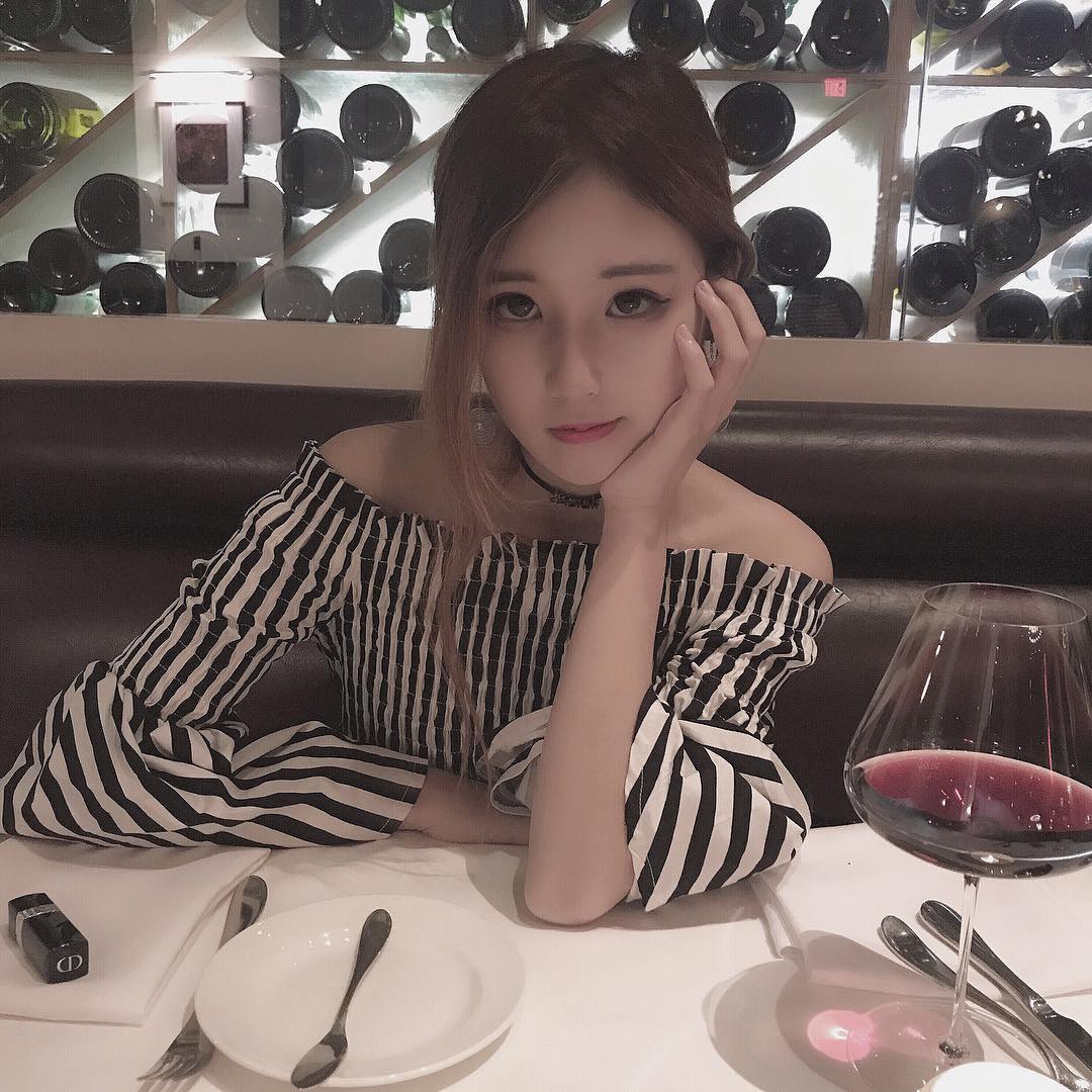 Dinner date | Scrolller