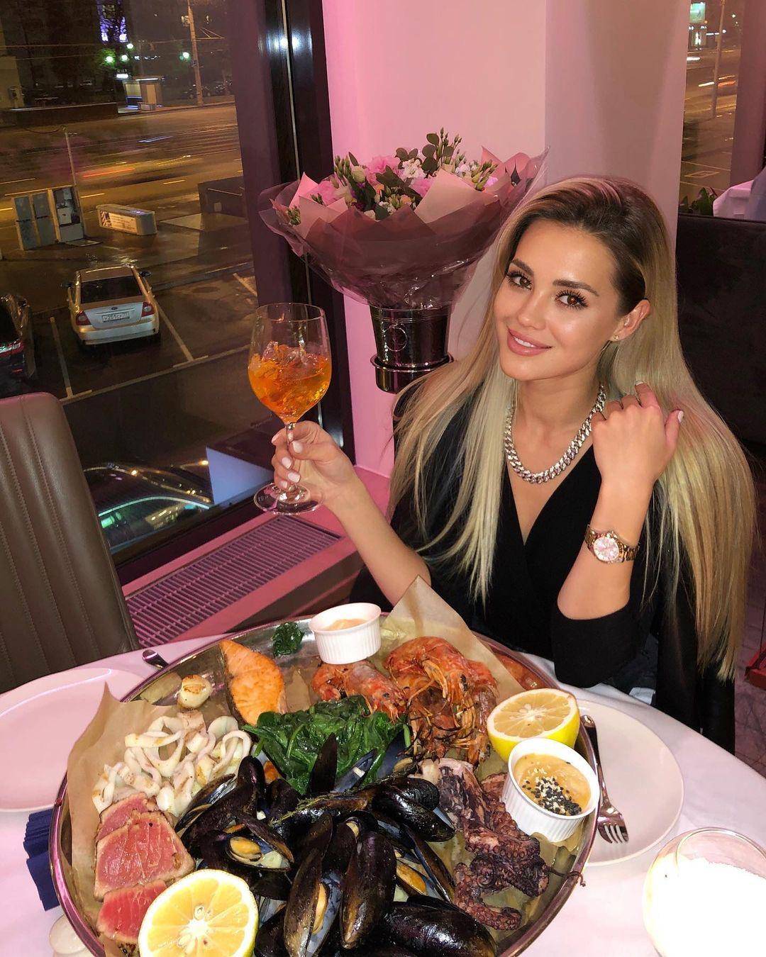 Dinner Date | Scrolller