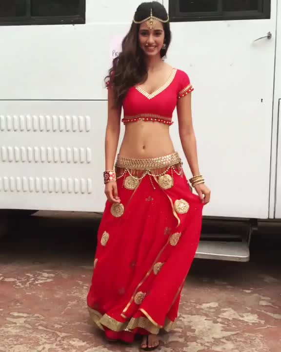 Disha Raand Patanii flaunts her creamy Navel to Camera swirling her Lehnga like a Cheap village ...