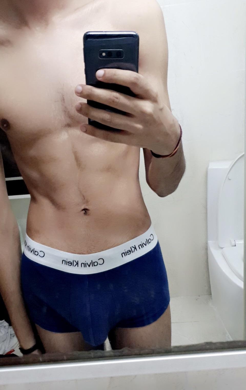 do i belong here? 🙈. feel free to hmu peeps. 😚 | Scrolller