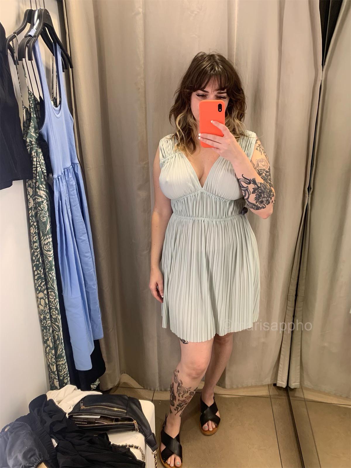 Do you like a fitting room selfie? | Scrolller