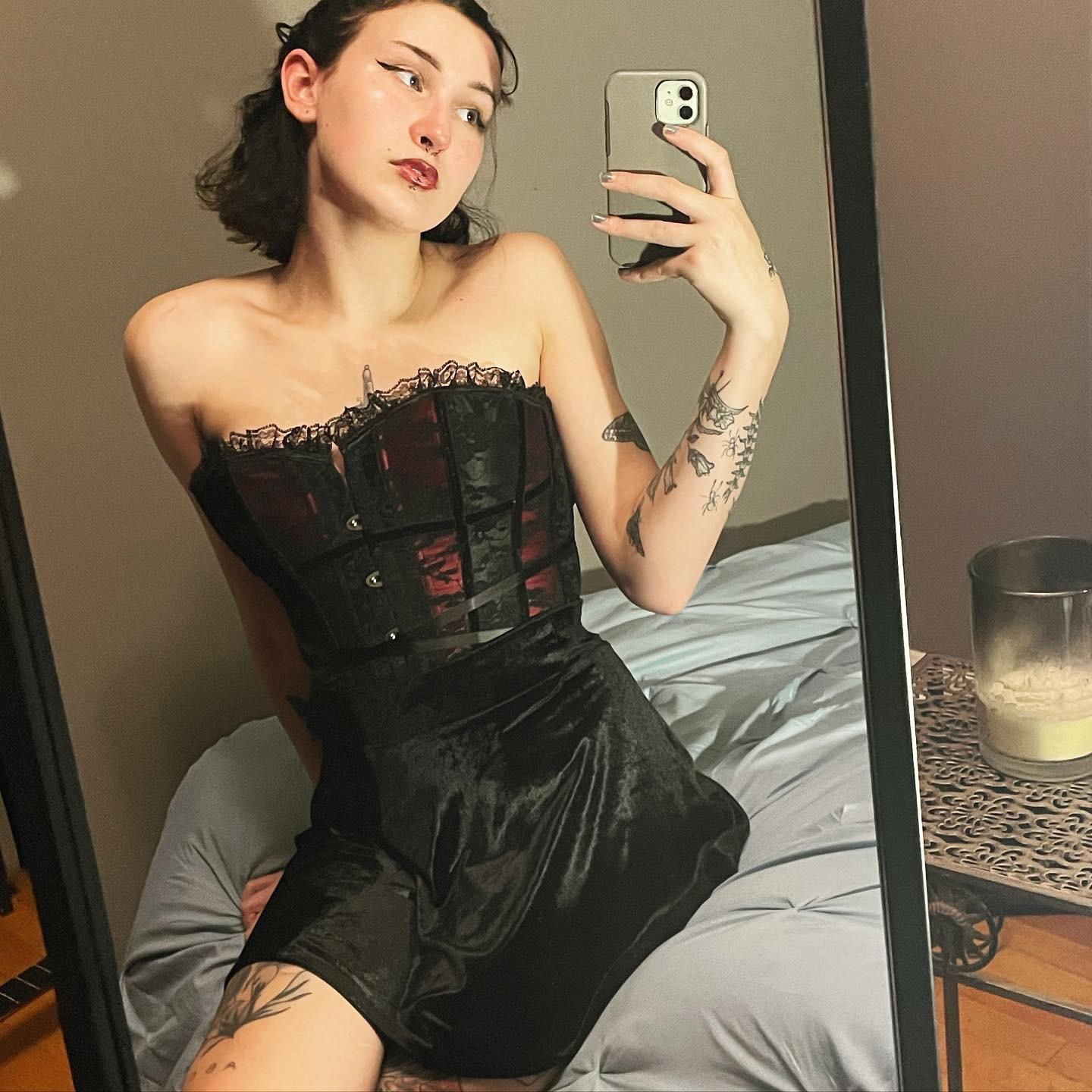 do you like my corset x | Scrolller
