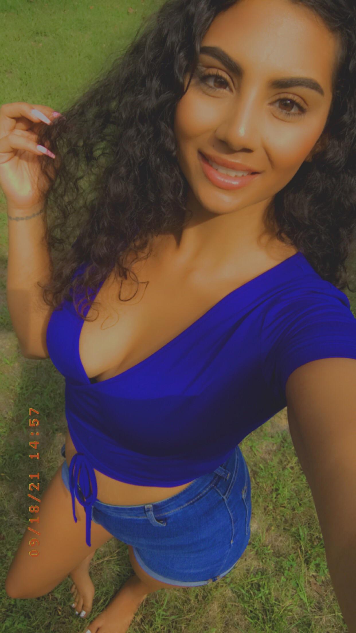 Do you like my curly hair 🥰 follow my free OF so I can show you how naughty I am 😈 link in ...