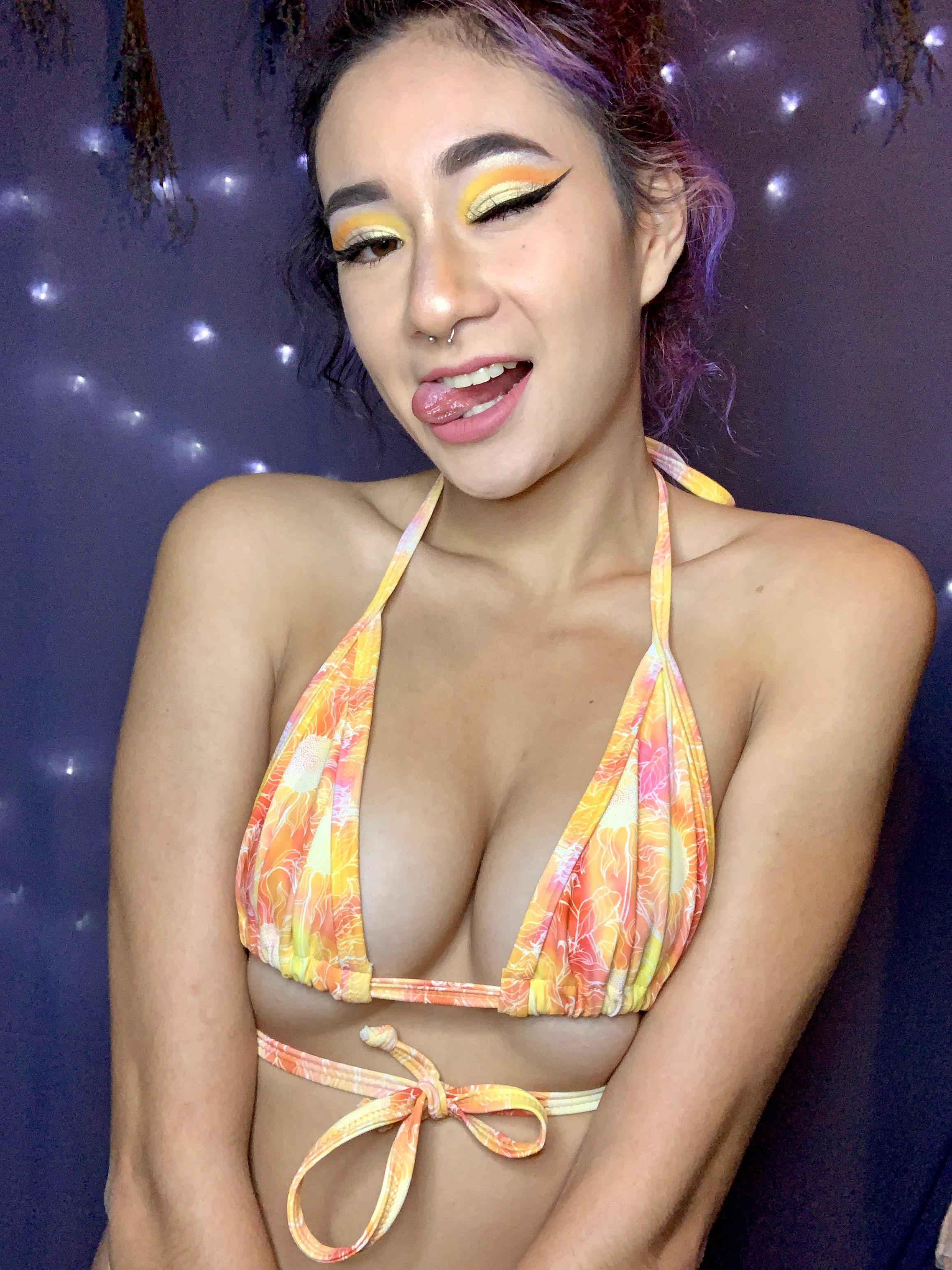 Do you like my top? 🧡 | Scrolller