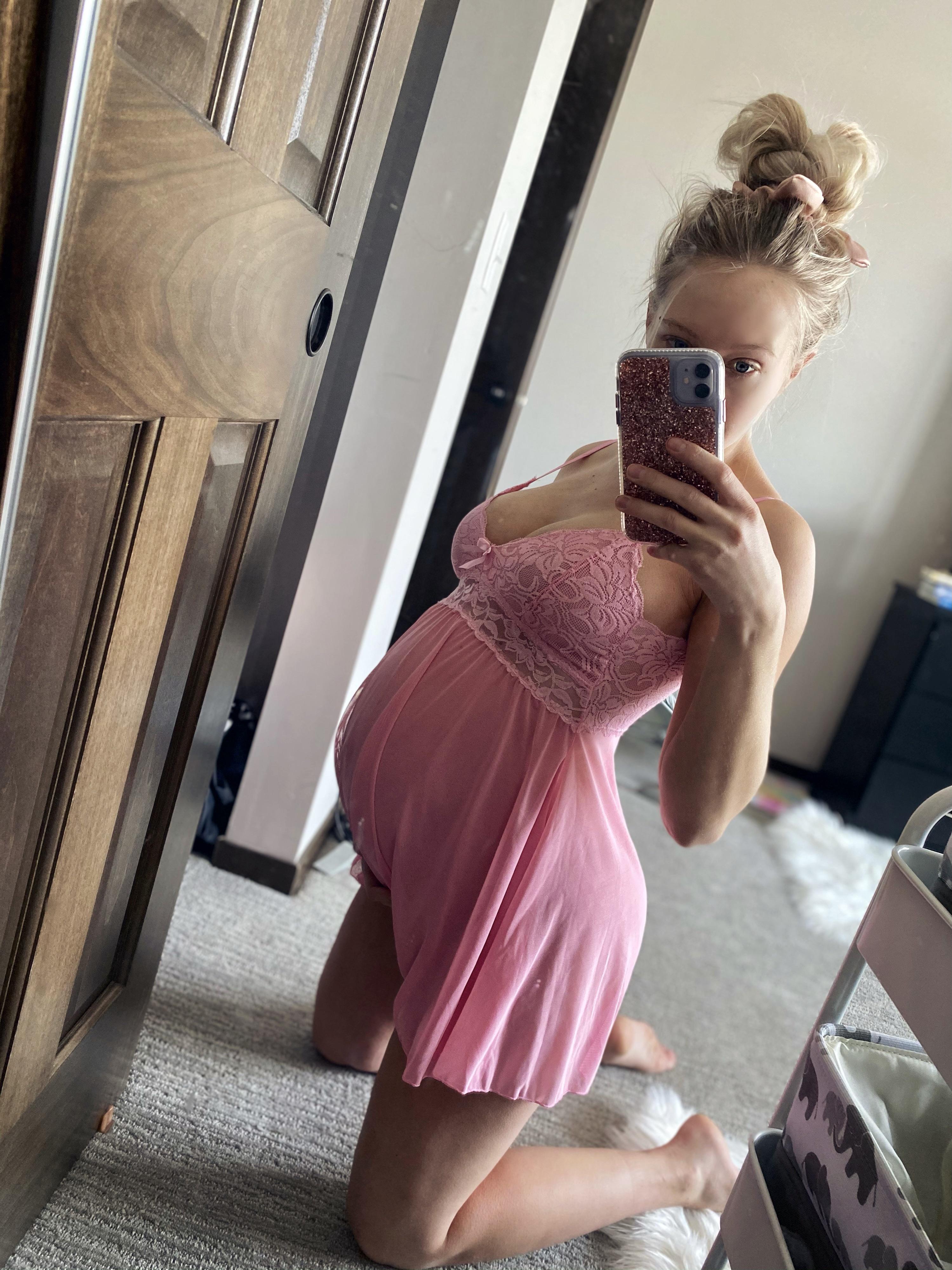 34 weeks pregnant | Scrolller