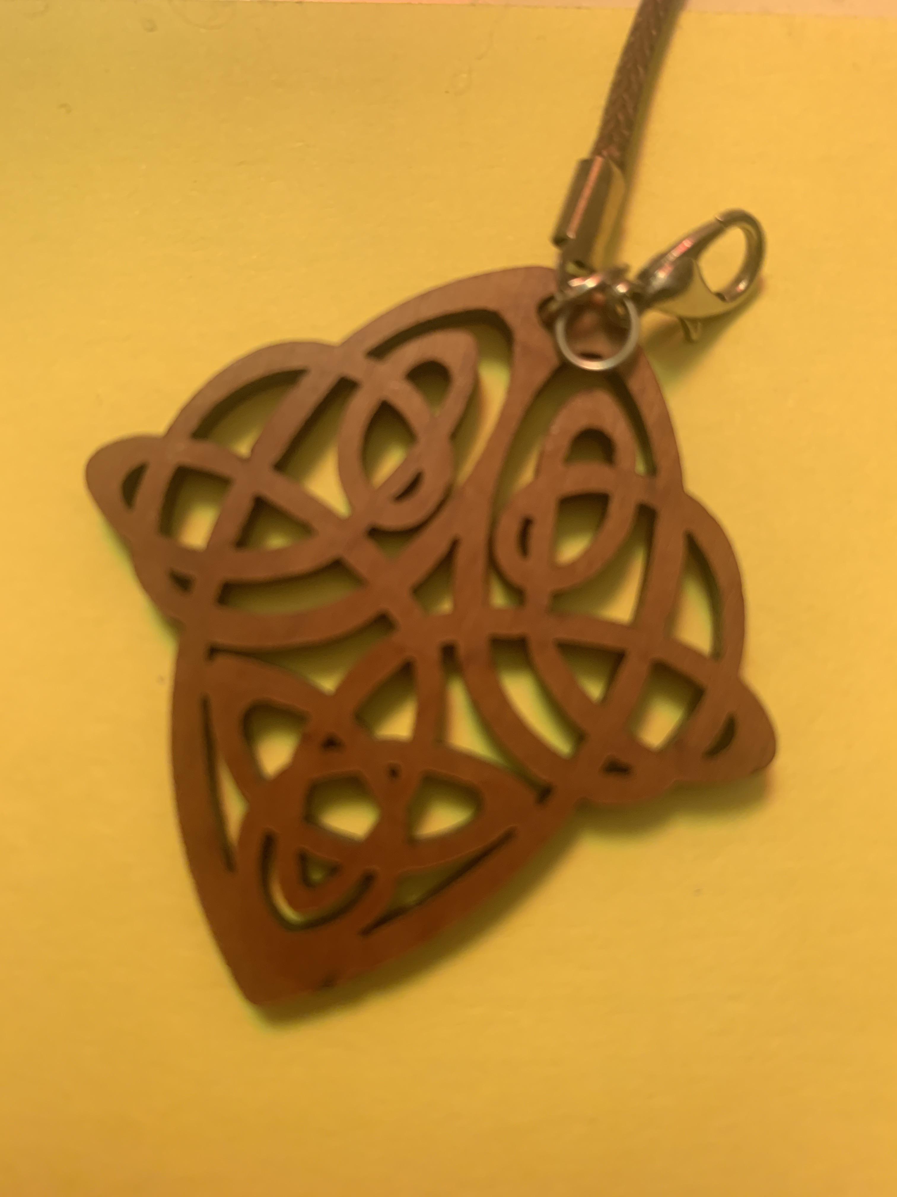 Does anyone know what kind of Celtic knot this is? | Scrolller