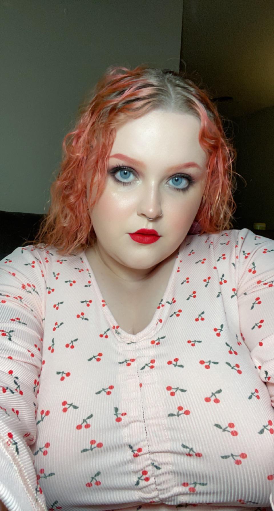 Does red lipstick make my eyes pop? | Scrolller