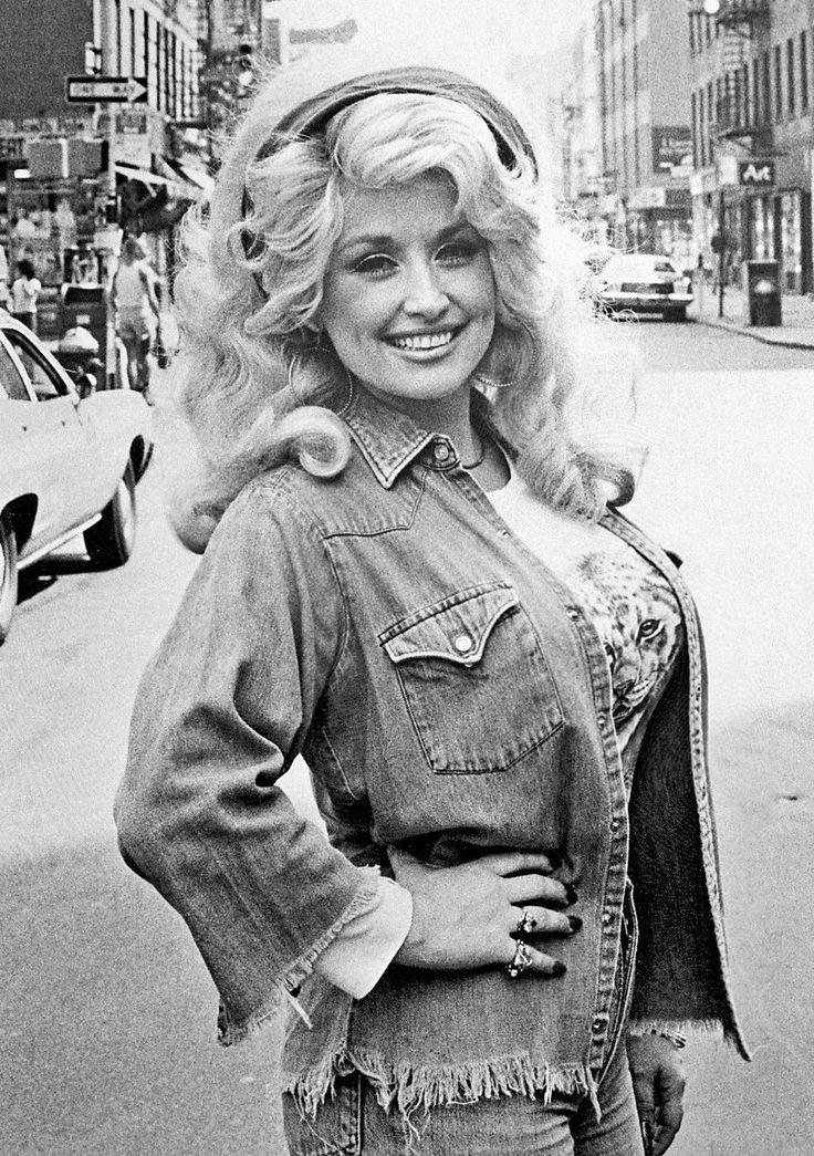 Dolly Parton | Scrolller